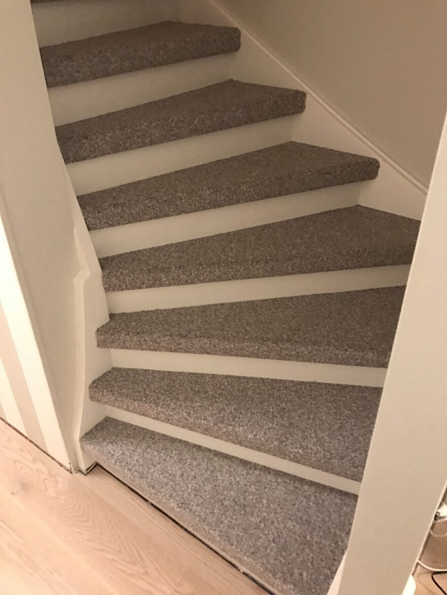 Trappa med matta – TM Golv & Plattsättning